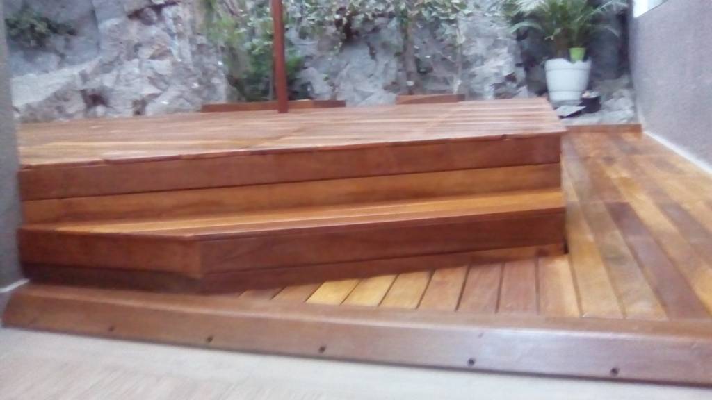 Pergolado e deck em madeira com degrau móvel, telharte carpintaria e marcenaria | homify