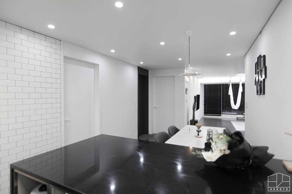 블랙&화이트 모던한 분위기의 평촌 초원2단지대림 아파트 32py , 홍예디자인 | 호미파이 & homify