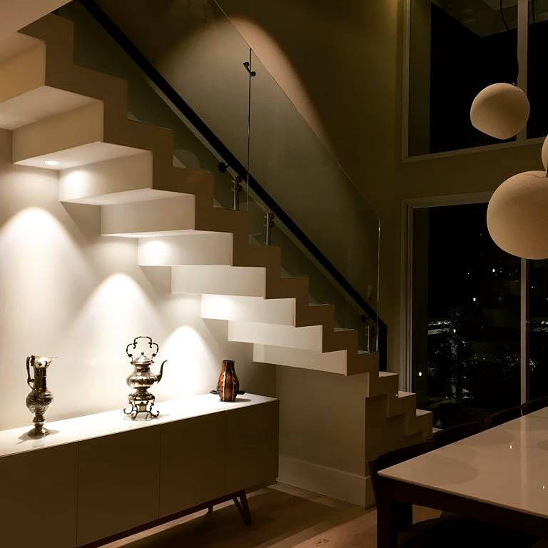 Iluminacao de baixo dos degraus da escada | homify