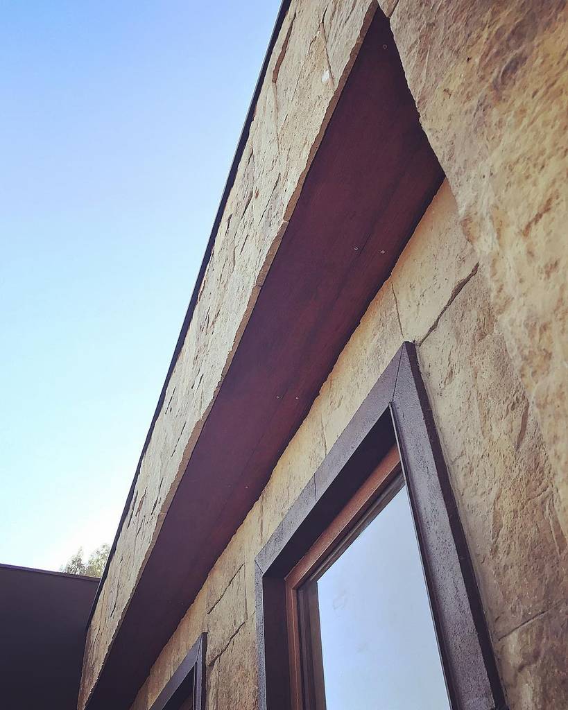 Fachada de piedra reconstituida térmica. vivienda lt37 premium 115m2 fundo loreto. | homify