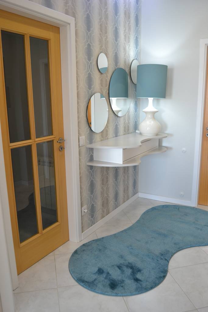 Hall de entrada – consola e tapete personalizados em tons de azul ...