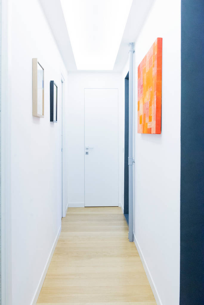 Il secondo corridoio ingresso, corridoio & scale in stile minimalista ...
