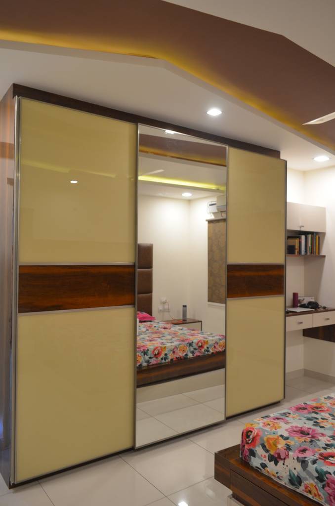 Wardrobe with profile sliding shutter | homify