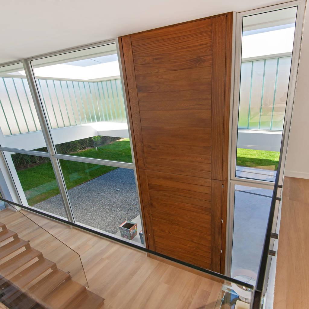 Puerta de ingreso a vivienda. con medidas y proporciones descomunales ...