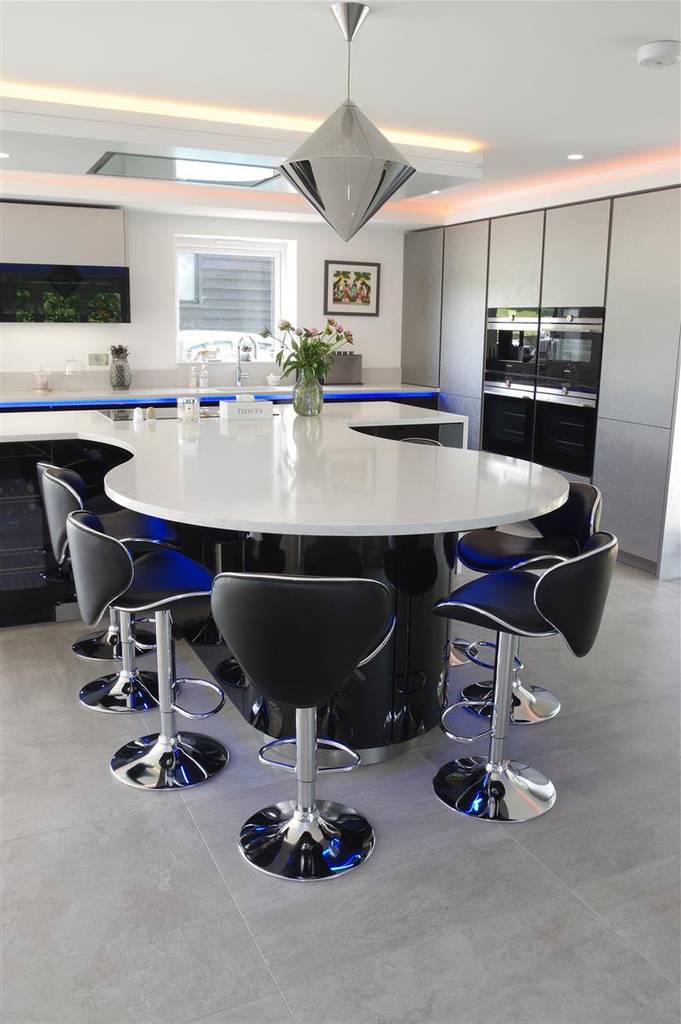 High gloss black and white kitchen with dramatic lighting | homify