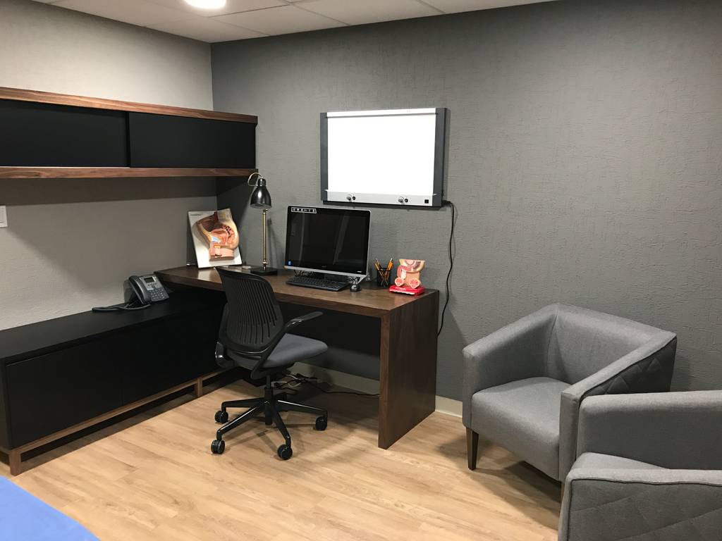 Área de exploración clínicas y consultorios médicos de estilo moderno ...