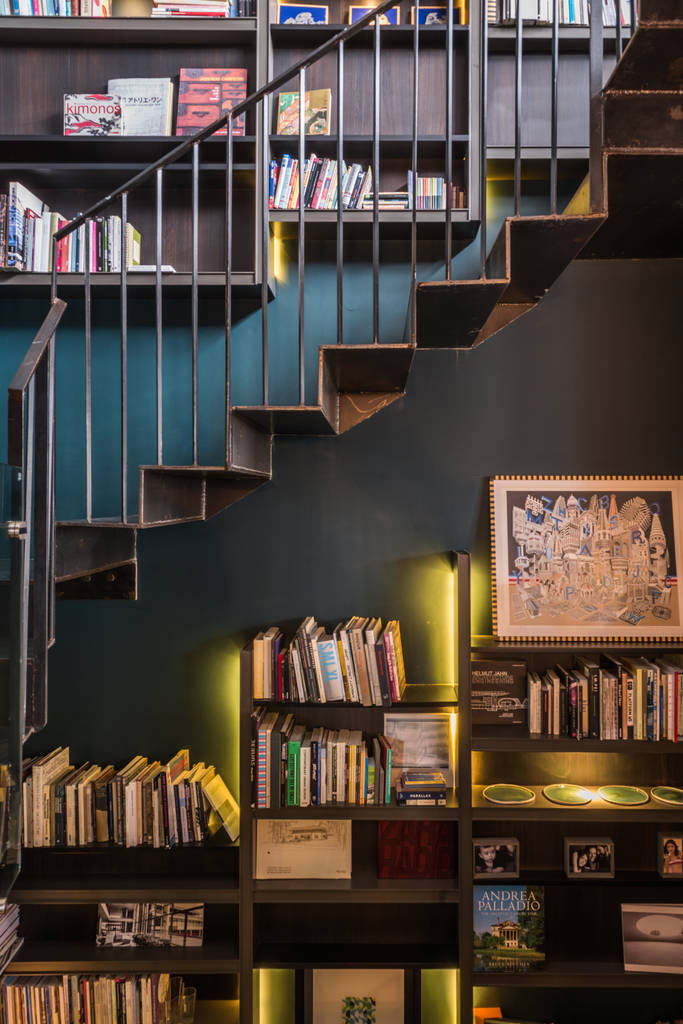 Repisa con libros debajo de la escalera de acero | homify