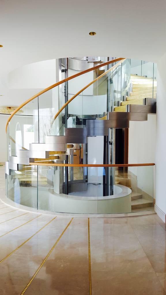 Exklusive bogentreppe mit vergoldeten stufen, siller treppen/stairs ...