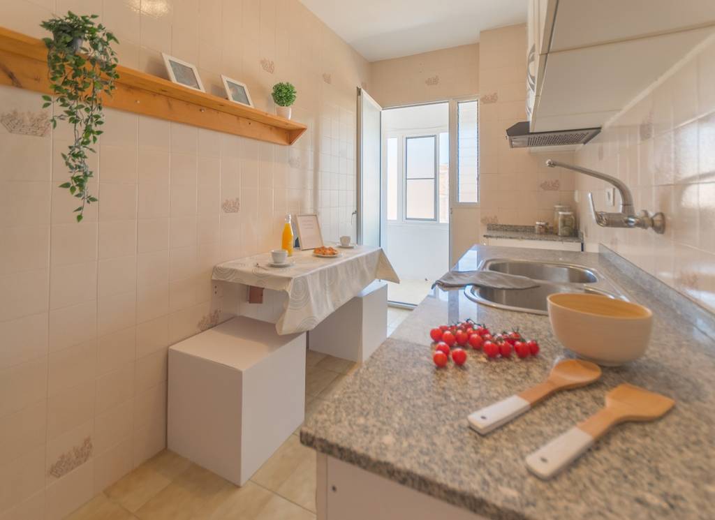 Home staging con muebles de cartón en piso vacío de camarles, home ...