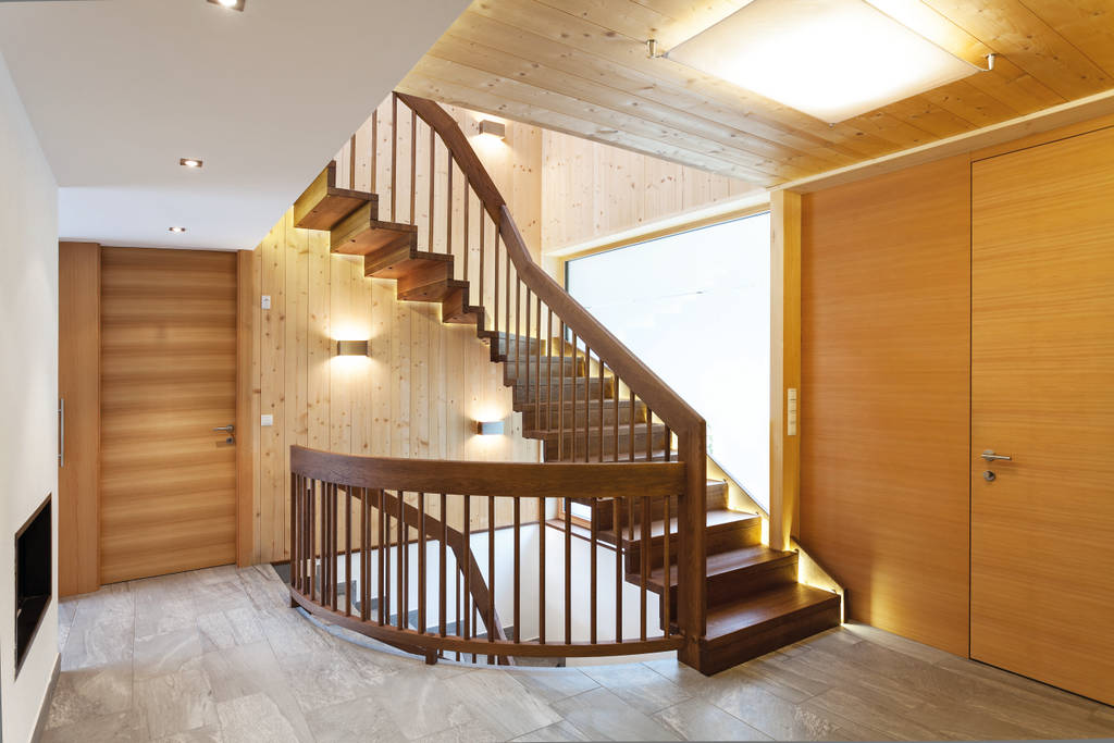 Scala in legno autoportante in legno massello su campione del cliente ...