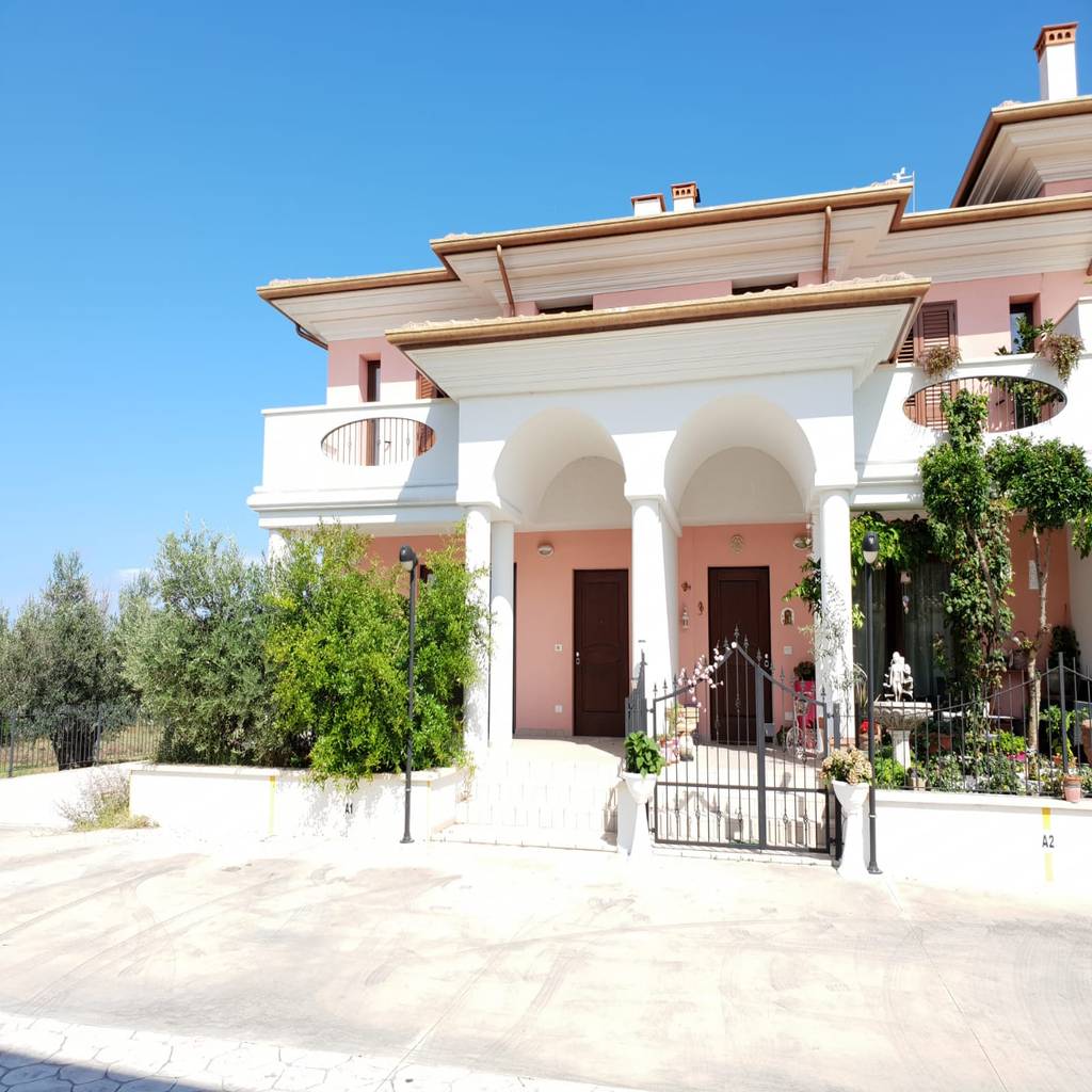 Si vende: villa a schiera con tre camere da letto , casa italia agenzia ...