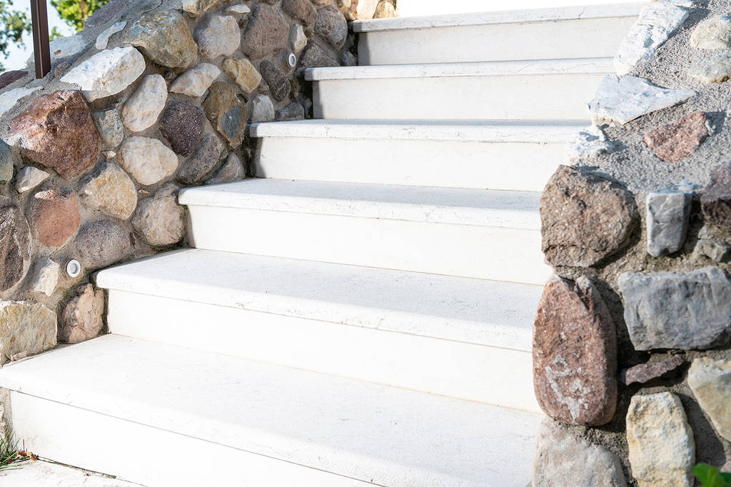 Scala esterna in pietra della lessinia bianca | homify