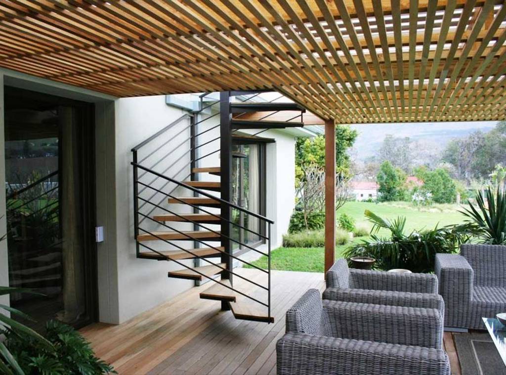 Outdoor staircase from deck | homify
