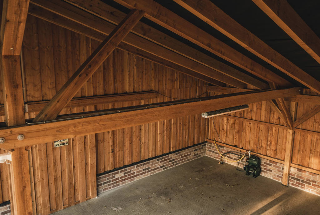 Große wagenremise innenansicht / balken | homify