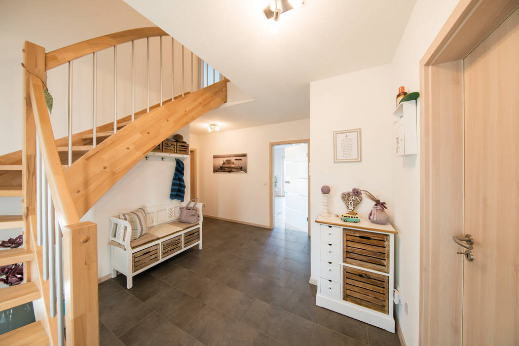 Geräumig moderner flur, diele & treppenhaus von fingerhaus gmbh ...