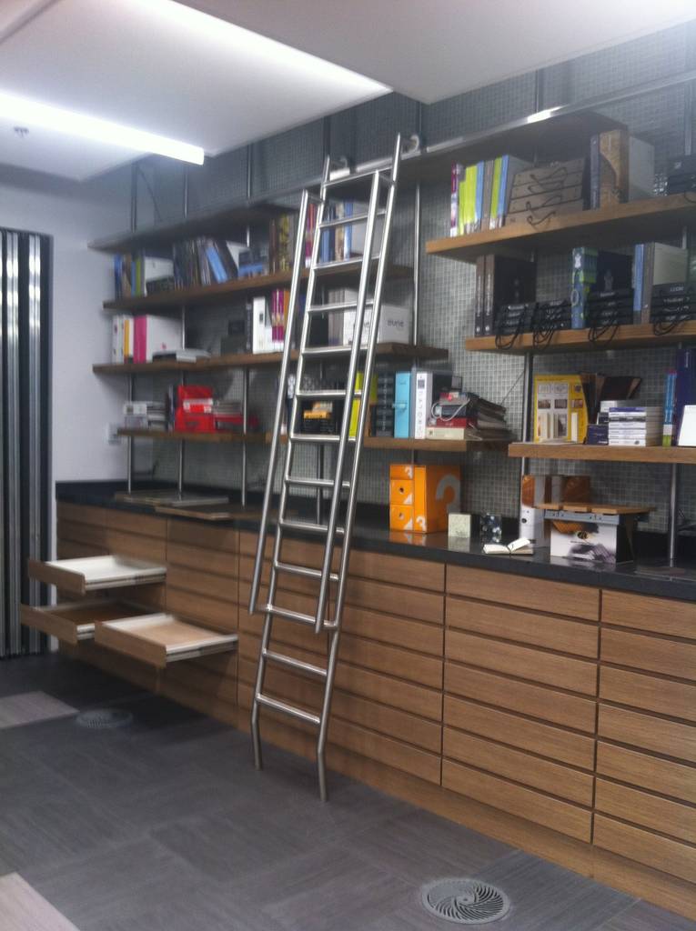 Librero con escalera movil. | homify