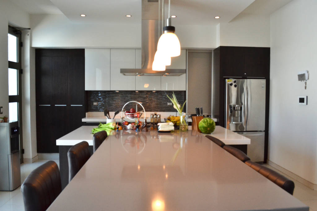 Cocina color chocolate y blanco alto brillo, excellence | homify