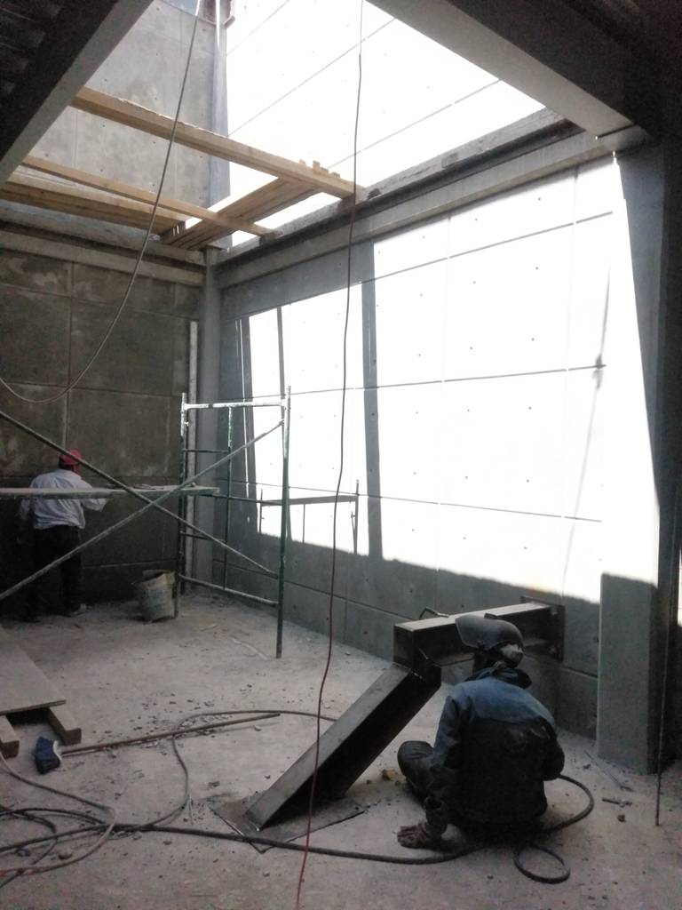 Acabado aparente en muro paredes y pisos de estilo moderno de creativo ...