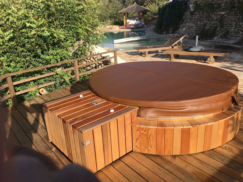 Jacuzzi de cedro 210 cm en ibiza sobre plataforma de madera | homify