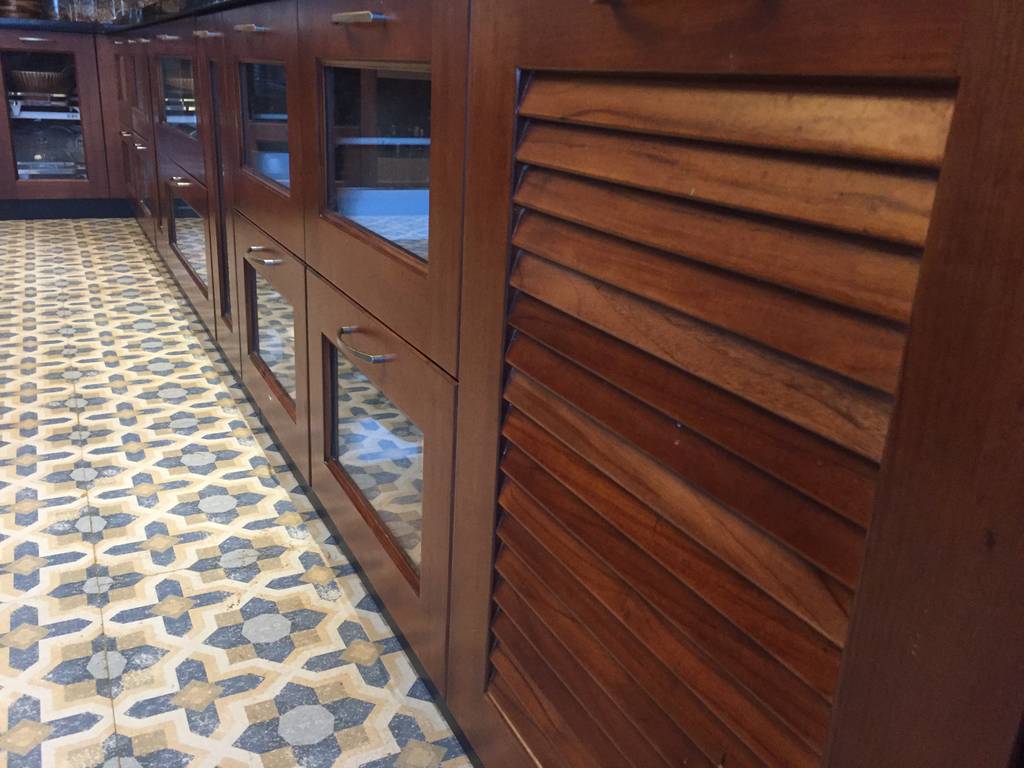 Louvre shutters made in teak wood | homify