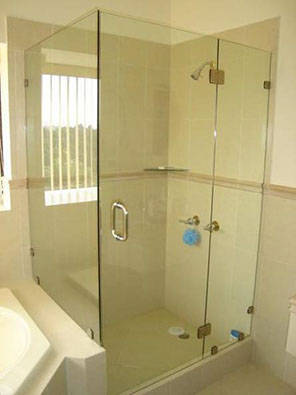 Cancel a 90° de cristal templado con una puerta abatible. | homify