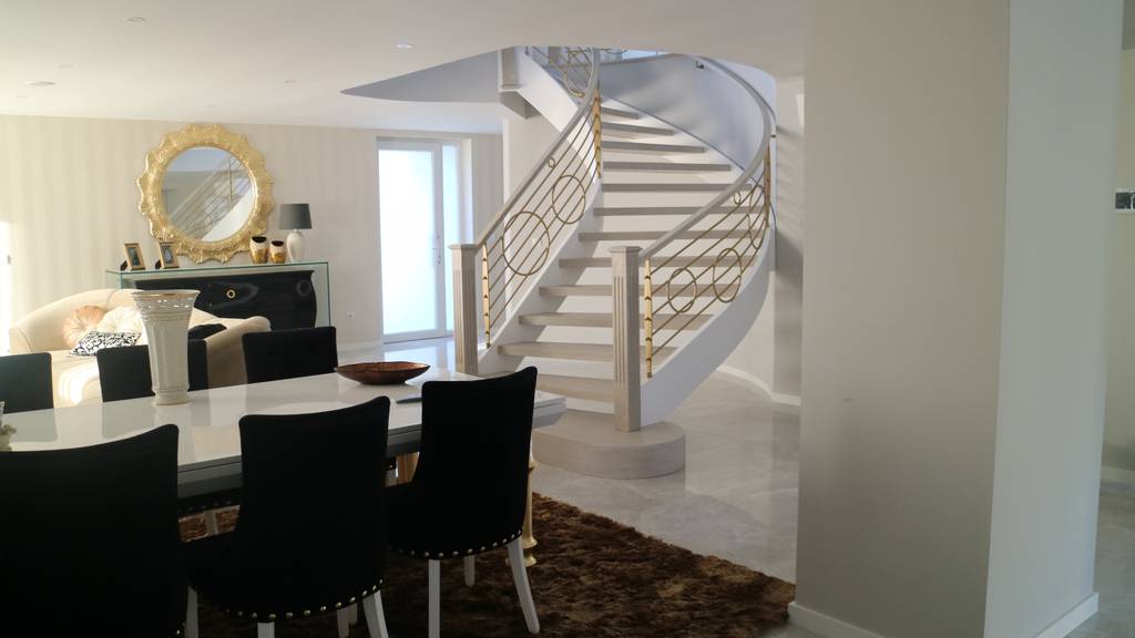 Escada curva com cor | homify