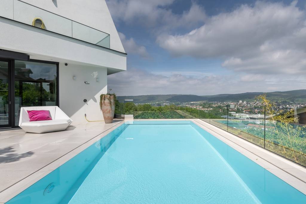 Terrasse mit pool und blick ins tal | homify