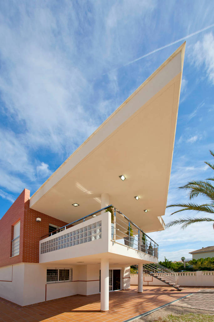 Fachada principal vivienda unifamiliar. voladizo sobre terraza. | homify