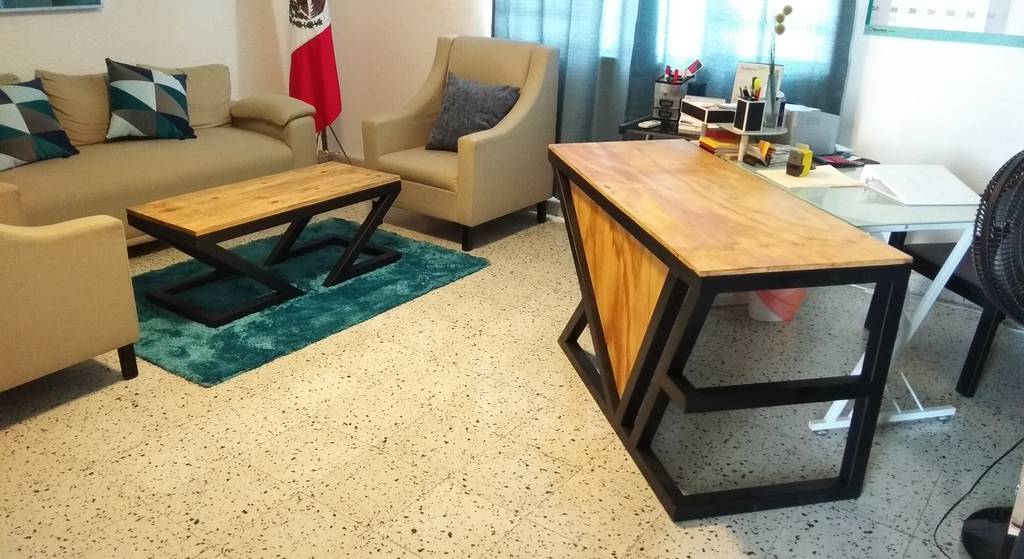 Escritorio custom y cofre table | homify