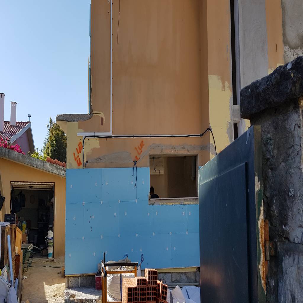 Aplicação de sistema capoto na fachada de remodelação total | homify