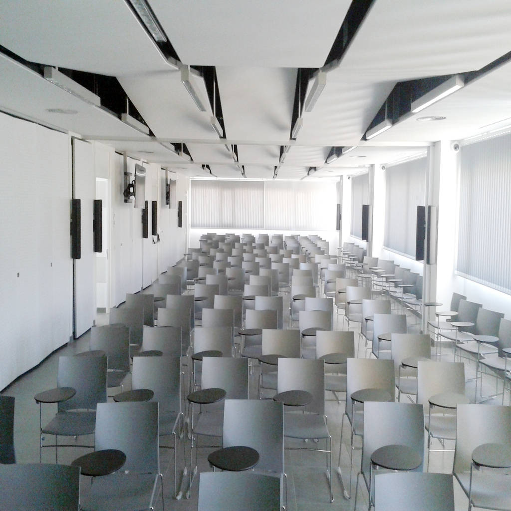 Vista interior de la sala multiusos de difusión i+d+i | homify