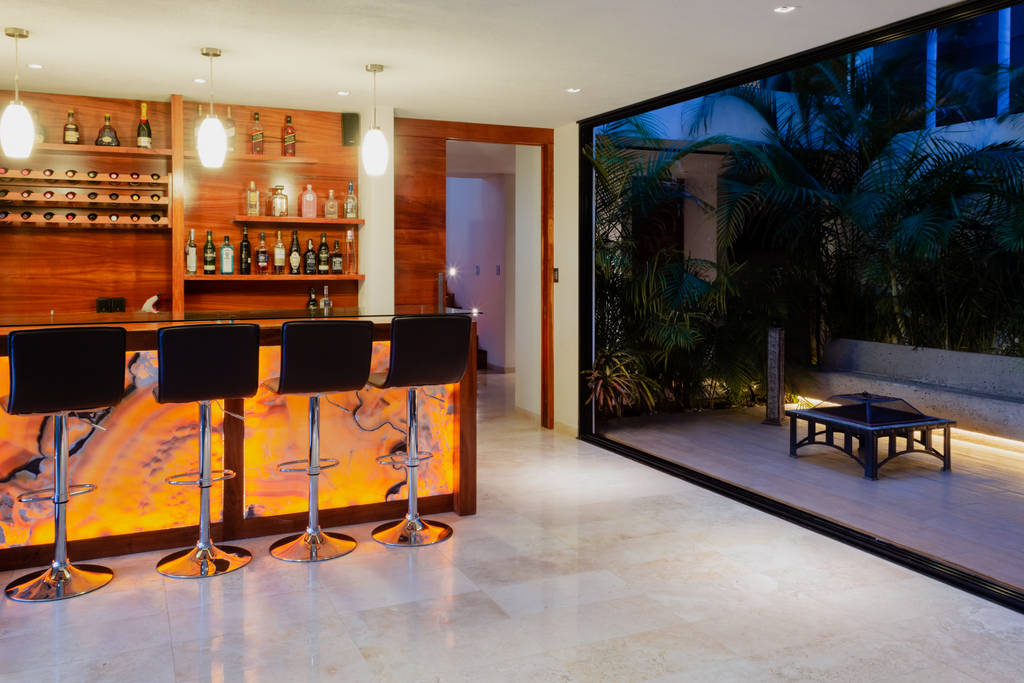 Vista al bar y terraza interior | homify