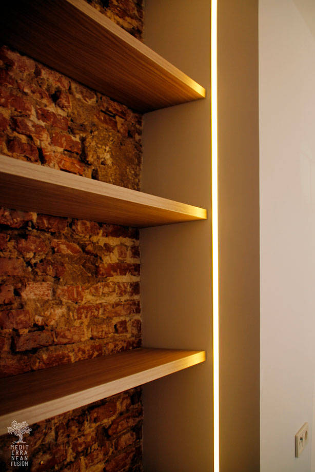 Detalle de led empotrado y pared de ladrillo visto. | homify