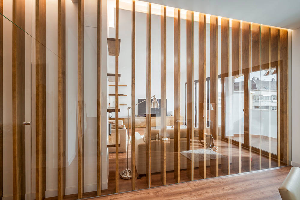 Lamas de madera separando despacho de sala de estar | homify