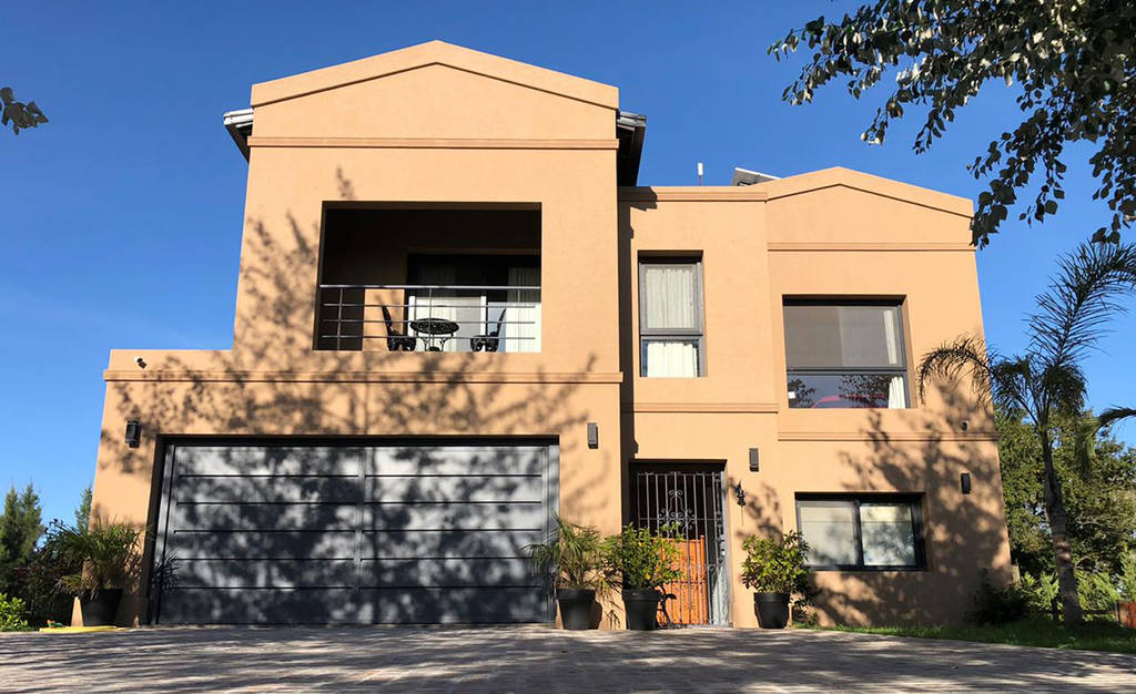 Fachada de una casa sustentable, en un eco barrio | homify