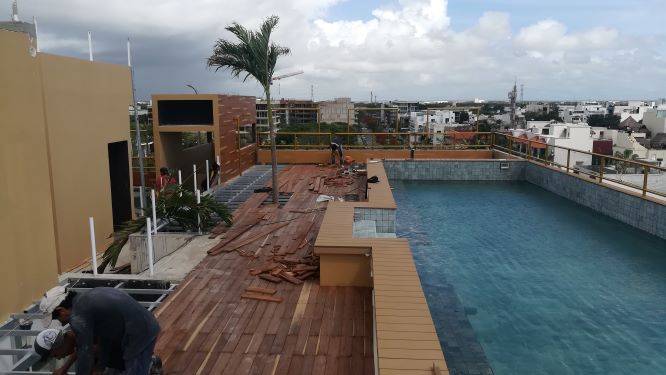 Deck de madera y alberca recreativa | homify