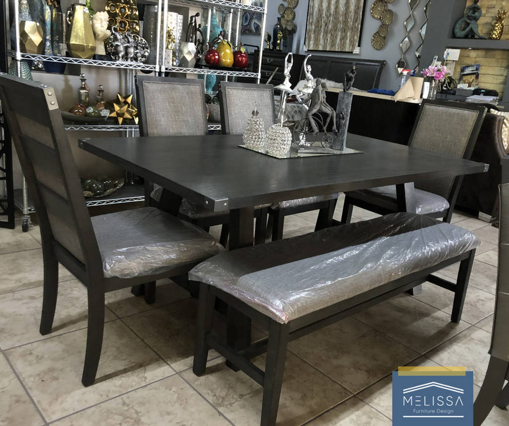 Comedor gris de tela de 4 sillas con banca | homify