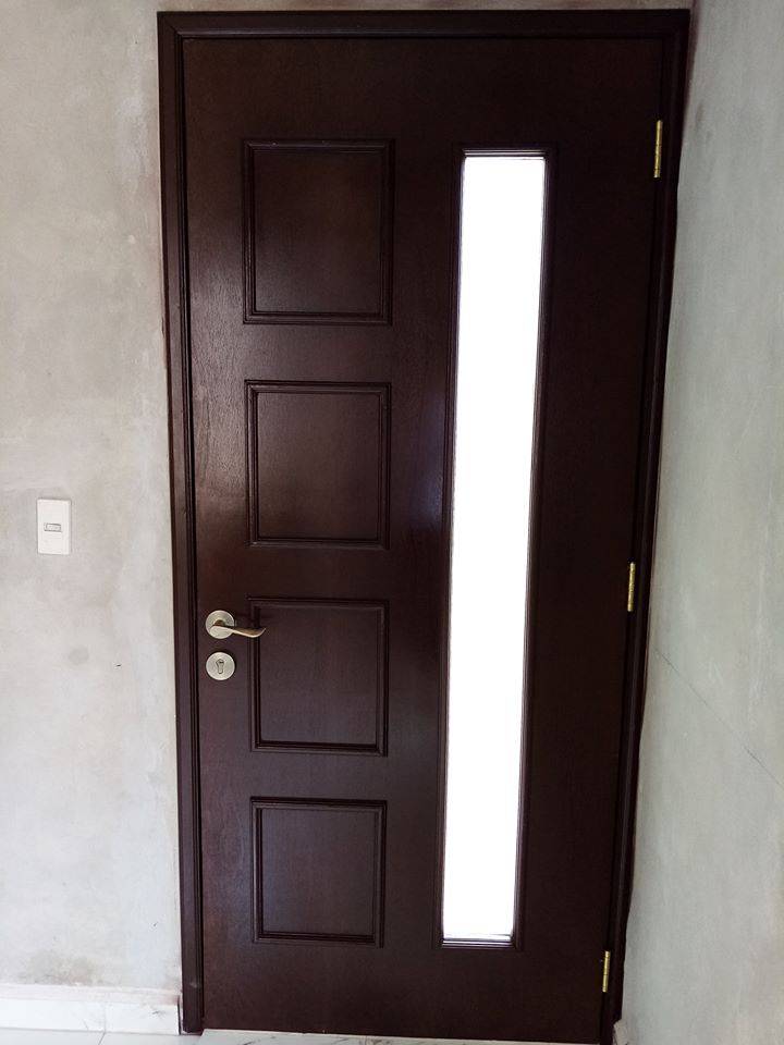 Puerta minimalista con un vitral viselado | homify