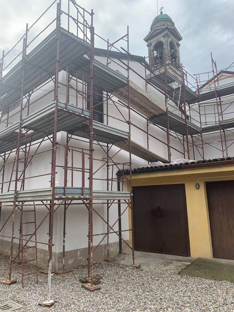 Vista facciate da cortile interno con ponteggio montato | homify