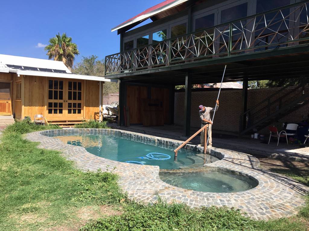 Alberca rustica con acabado en piedra kaland water albercas naturales ...