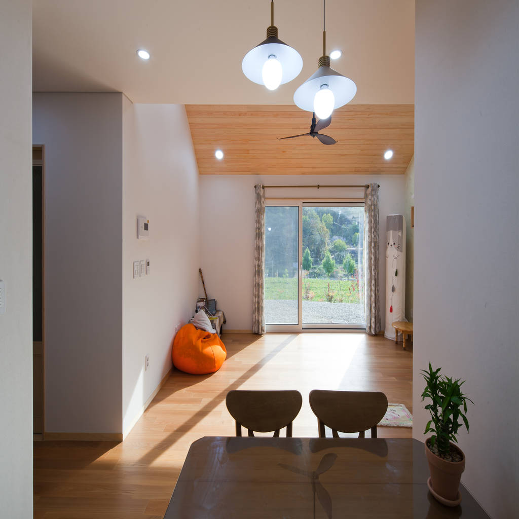 [양평농가주택] 지중해 스타일로 멋을 낸 자연과 잘 어울리는 양평농가주택 ‘동동하우스’ | 호미파이 & homify