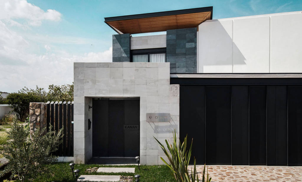 Fachada principal y pórtico de acceso. | homify