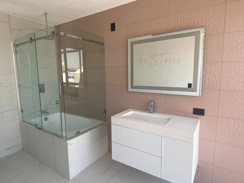 Baño con tina color salmon | homify