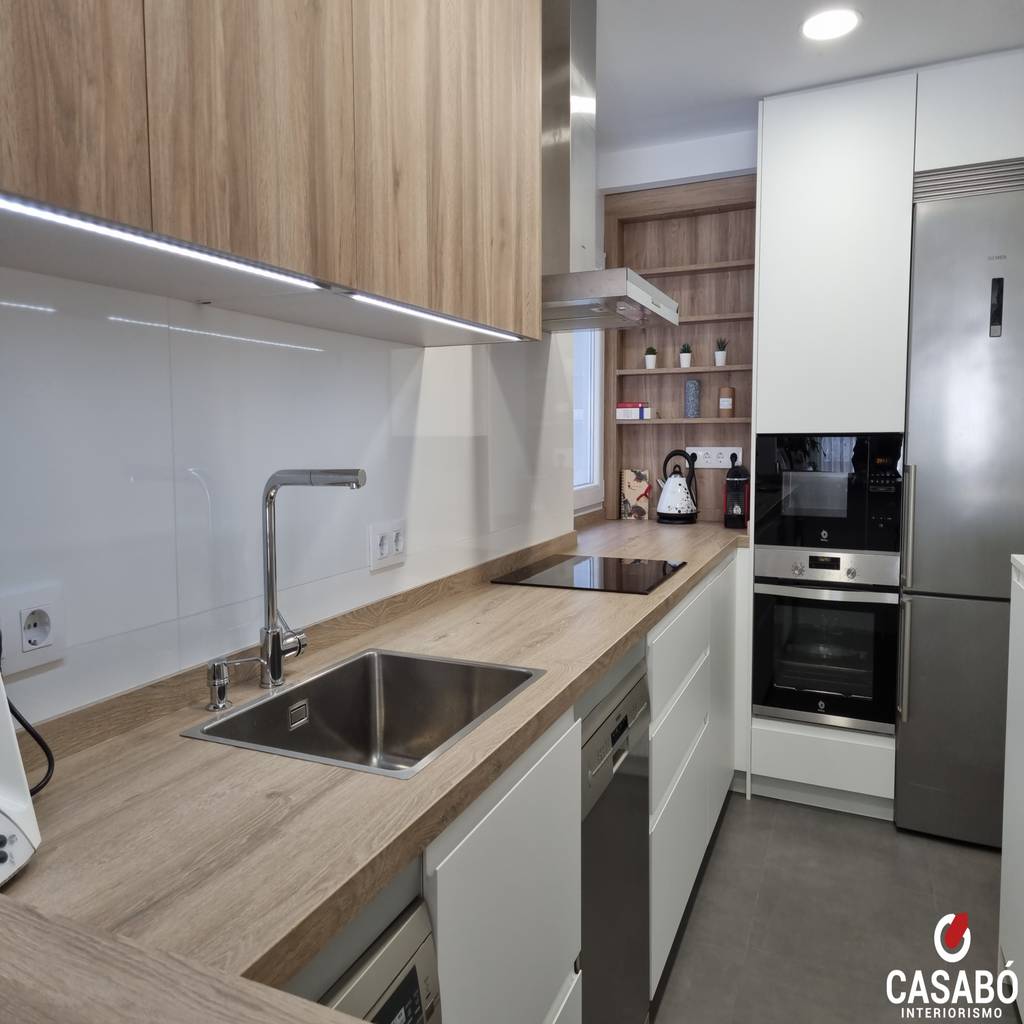 Cocina abierta con barra en blanco y madera | homify