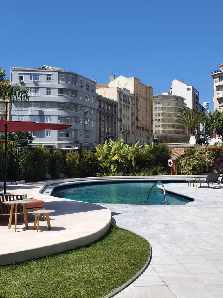 Piscina exterior hotel ritz four seasons lisboa, manuel & cardoso ...