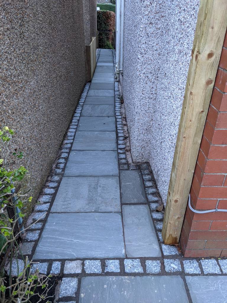 Pathway with slabs and a granite sett edge | homify