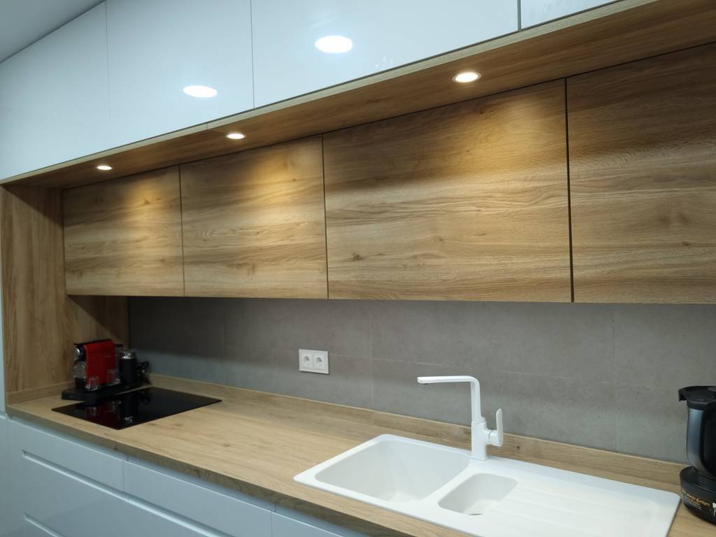 Cocina moderna tipo puente en blanco brillo y madera | homify