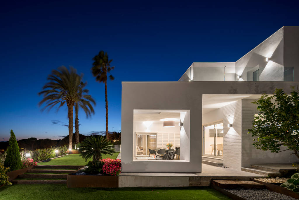 Fachada de noche de vinya del rei | homify