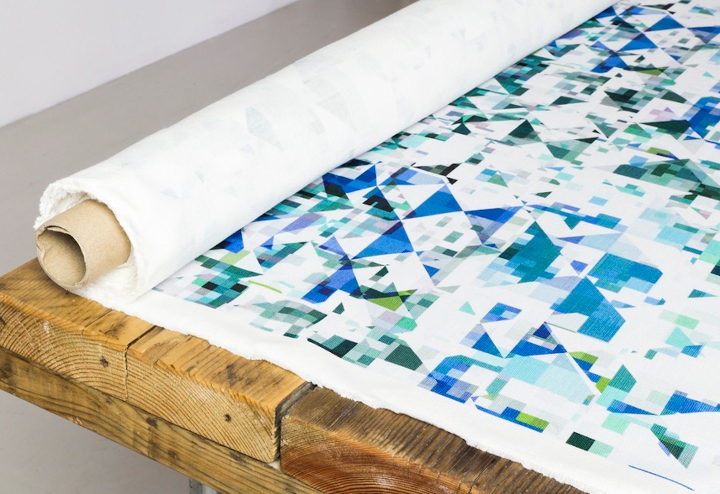 6 simple steps to make your own fabric wallpaper | homify