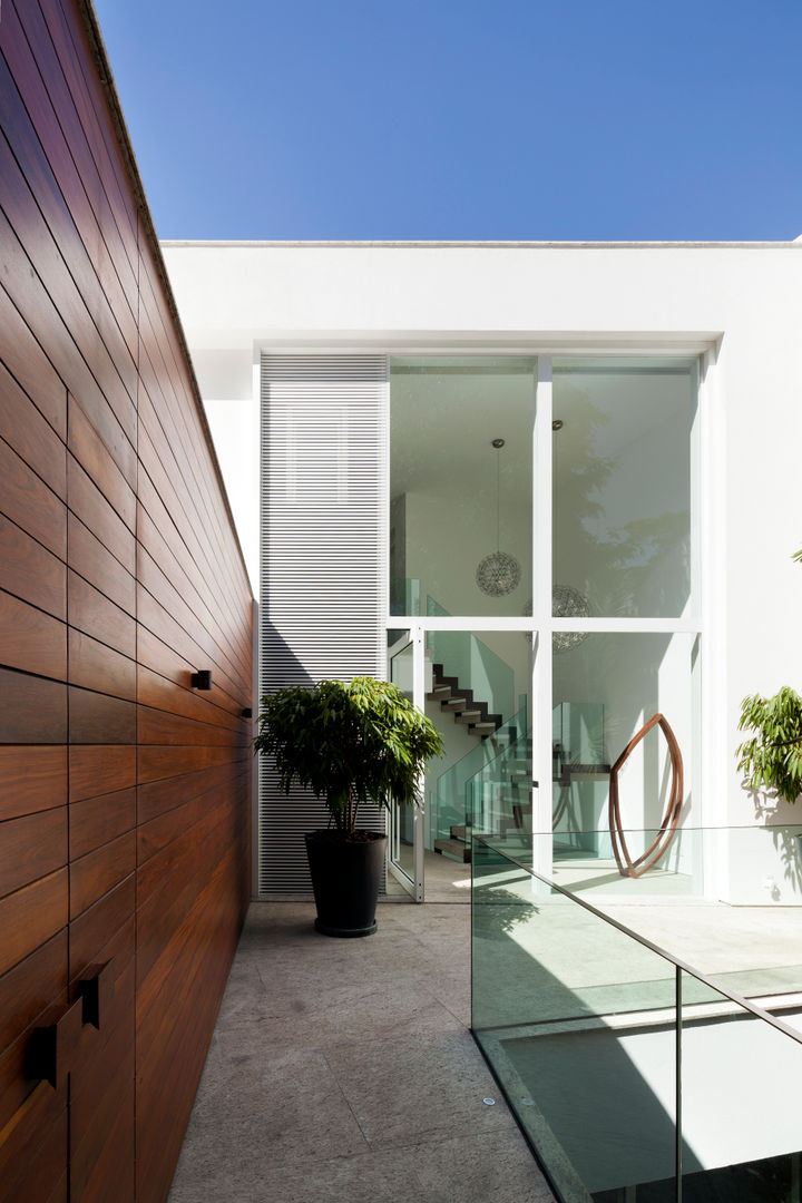 Por Trás De Uma Fachada Discreta, Muita Iluminação Natural E Uma ...